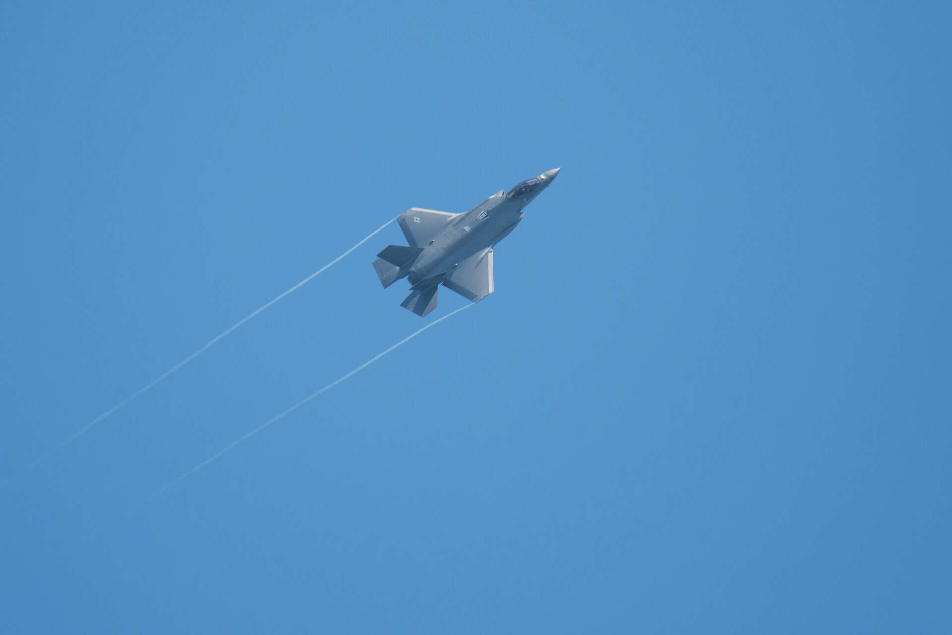 Video shows fighter jet intercepting plane over Bay Area