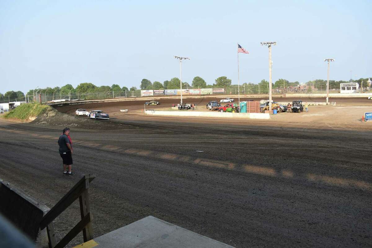 Race night brings Jacksonville Speedway to life