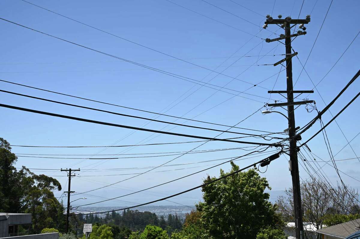 PG&E urged to bury power lines in Oakland's Montclair neighborhood