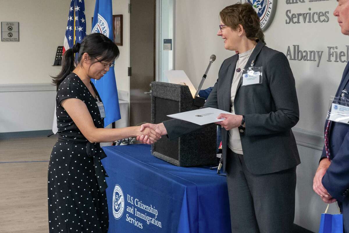 Citizenship and Immigrant office opens, welcomes new US citizens