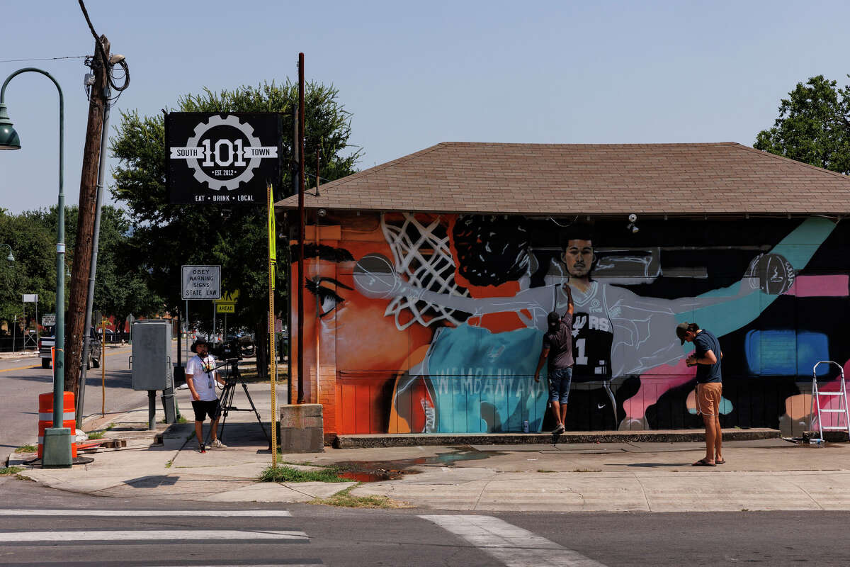 Popovich drives by Victor Wembanyama mural in Southtown