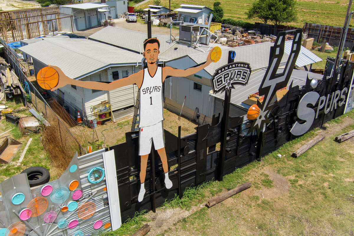 Popovich drives by Victor Wembanyama mural in Southtown