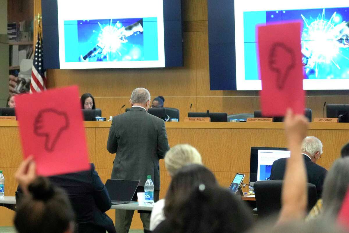 HISD board unanimously approves Mike Miles' $2.2 billion budget