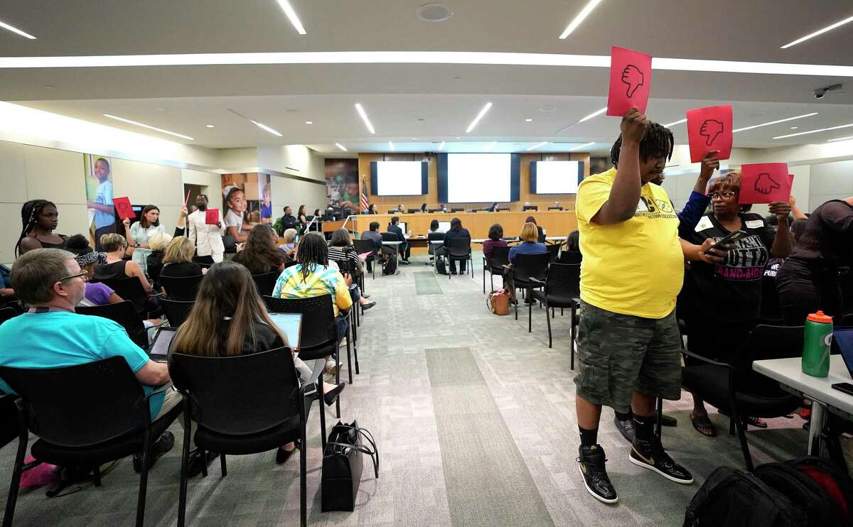 HISD board unanimously approves Mike Miles' $2.2 billion budget