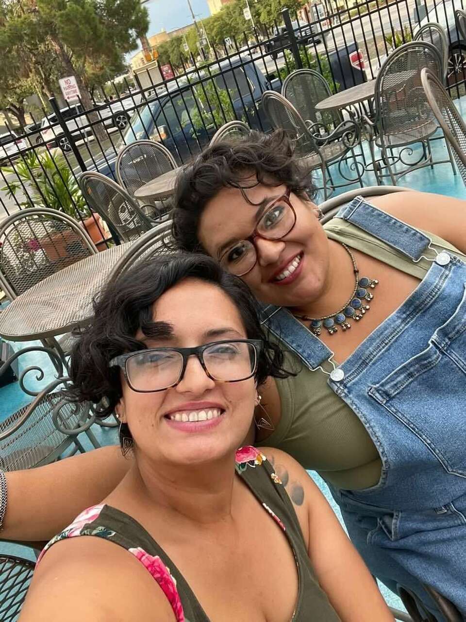 The Lemon Girls bring fresh lemonade to Woodlawn Lake area