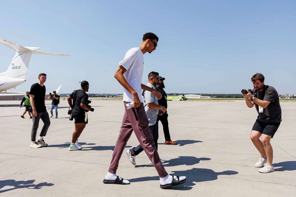 Victor Wembanyama arrives in San Antonio to joyous Spurs fans