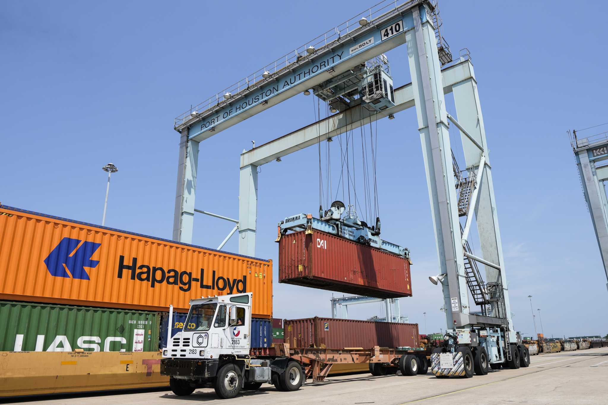 Port Houston readies for work stoppage as longshoremen's strike looms