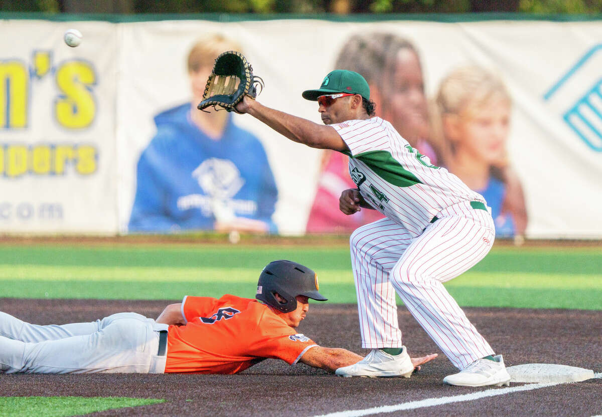 Chavez slam in ninth lifts Illinois Valley past River Dragons 8-4