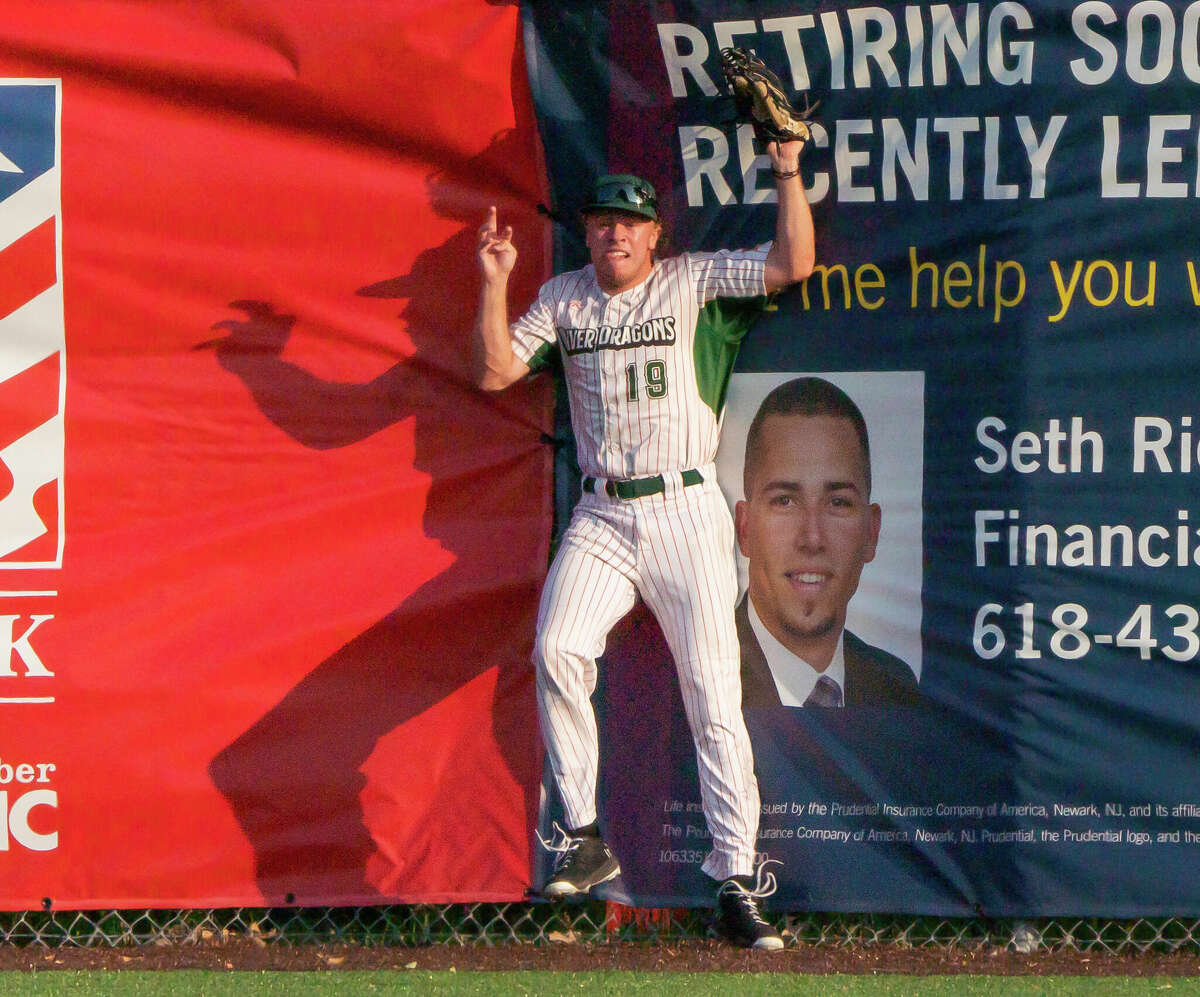 Chavez slam in ninth lifts Illinois Valley past River Dragons 8-4