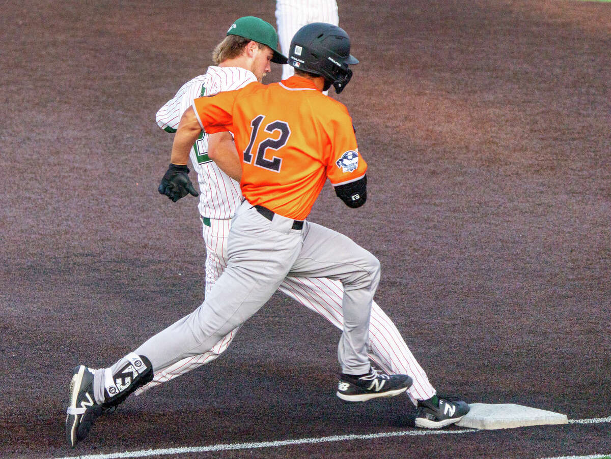 Chavez slam in ninth lifts Illinois Valley past River Dragons 8-4