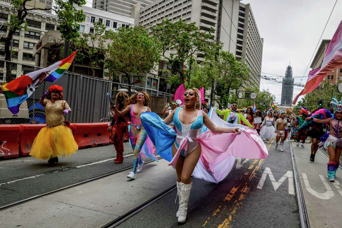 Hundreds of thousands come out to SF Pride Parade