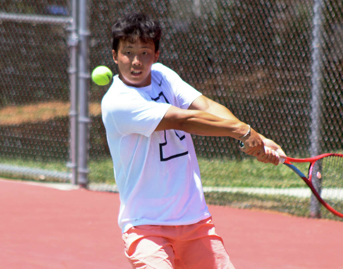 Hunter Heck battles cramps, wins singles title at Edwardsville Open
