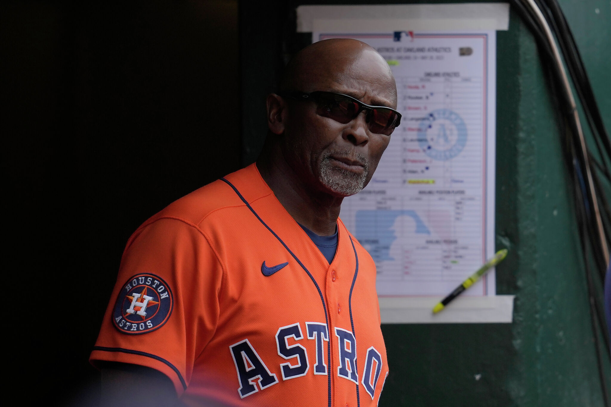 Astros coach steals run in brilliant fashion against Dodgers
