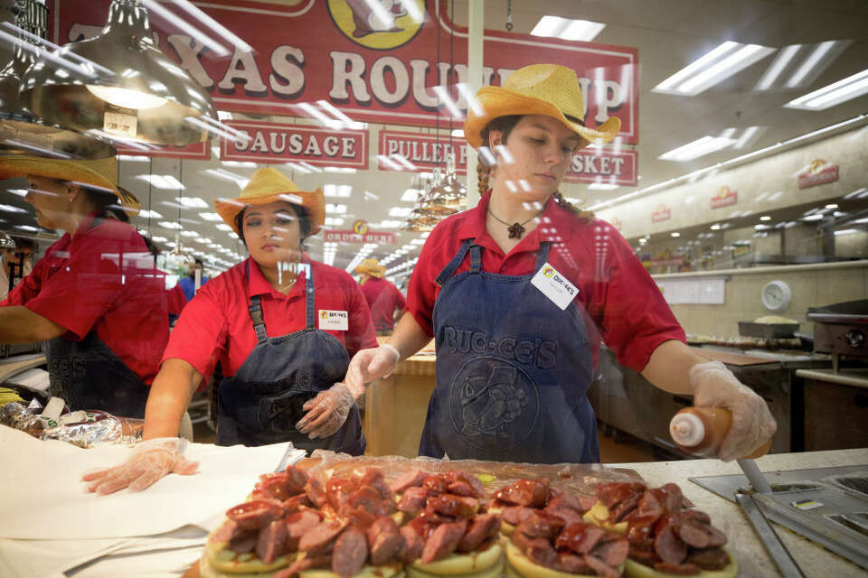 Kid reminds Buc-ee's cook to say brisket chant in TikTok