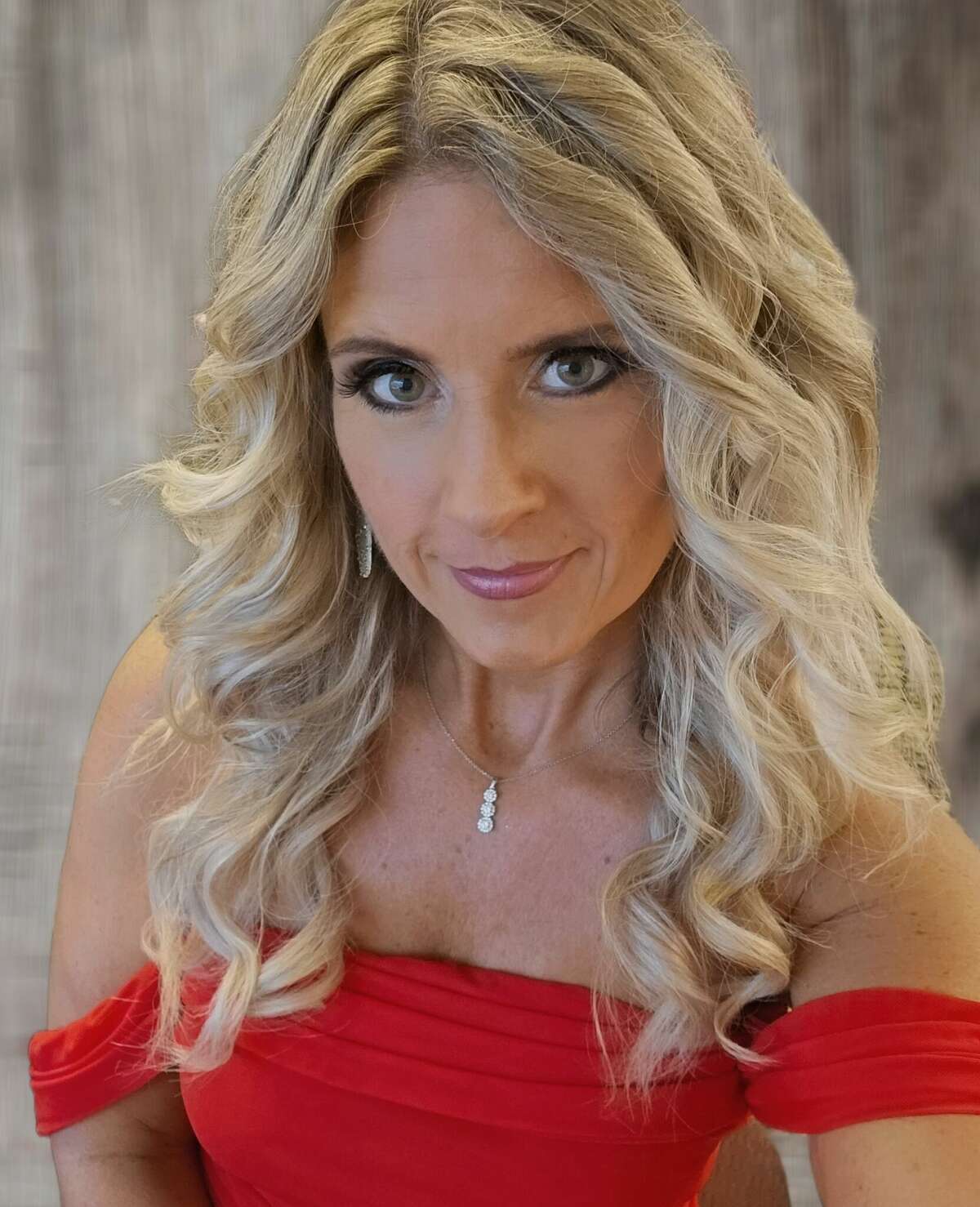 Shelton resident earns Mrs. CT America crown