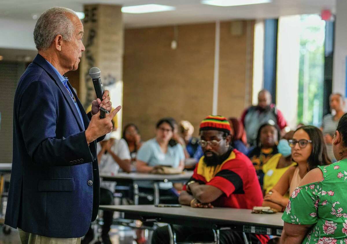 Mike Miles details HISD reforms like 'Zoom Room' punishment to parents