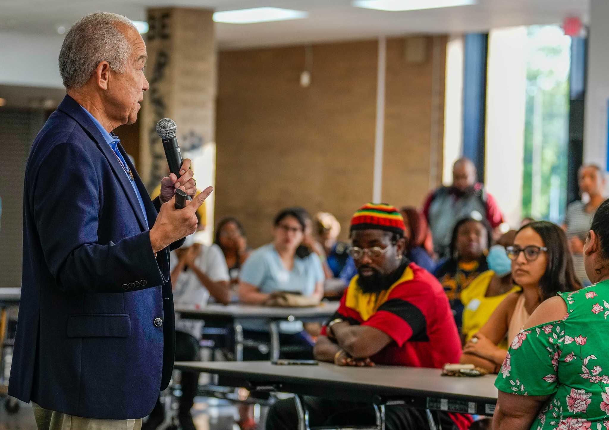 Mike Miles details HISD reforms like 'Zoom Room' punishment to parents