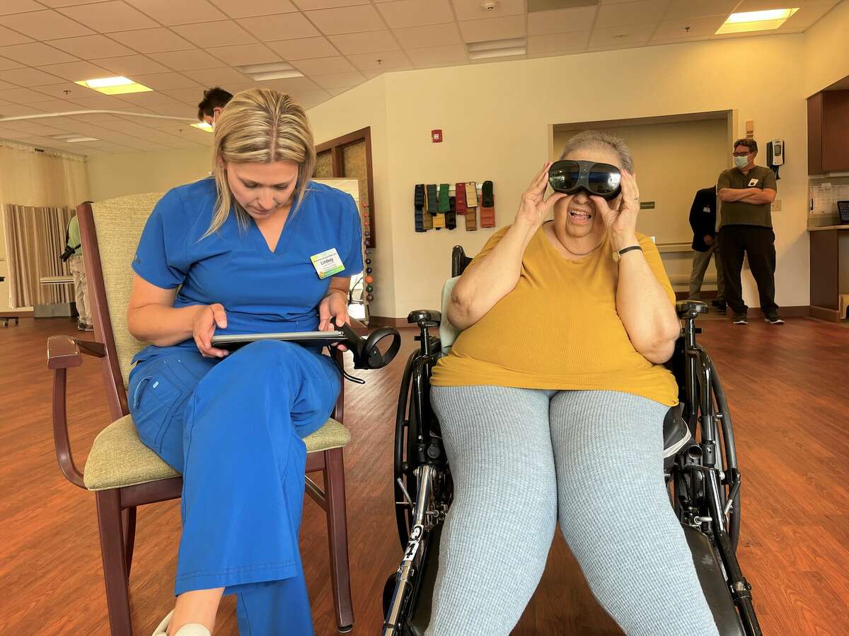 Midland's Stratford Pines nursing home debuts VR technology