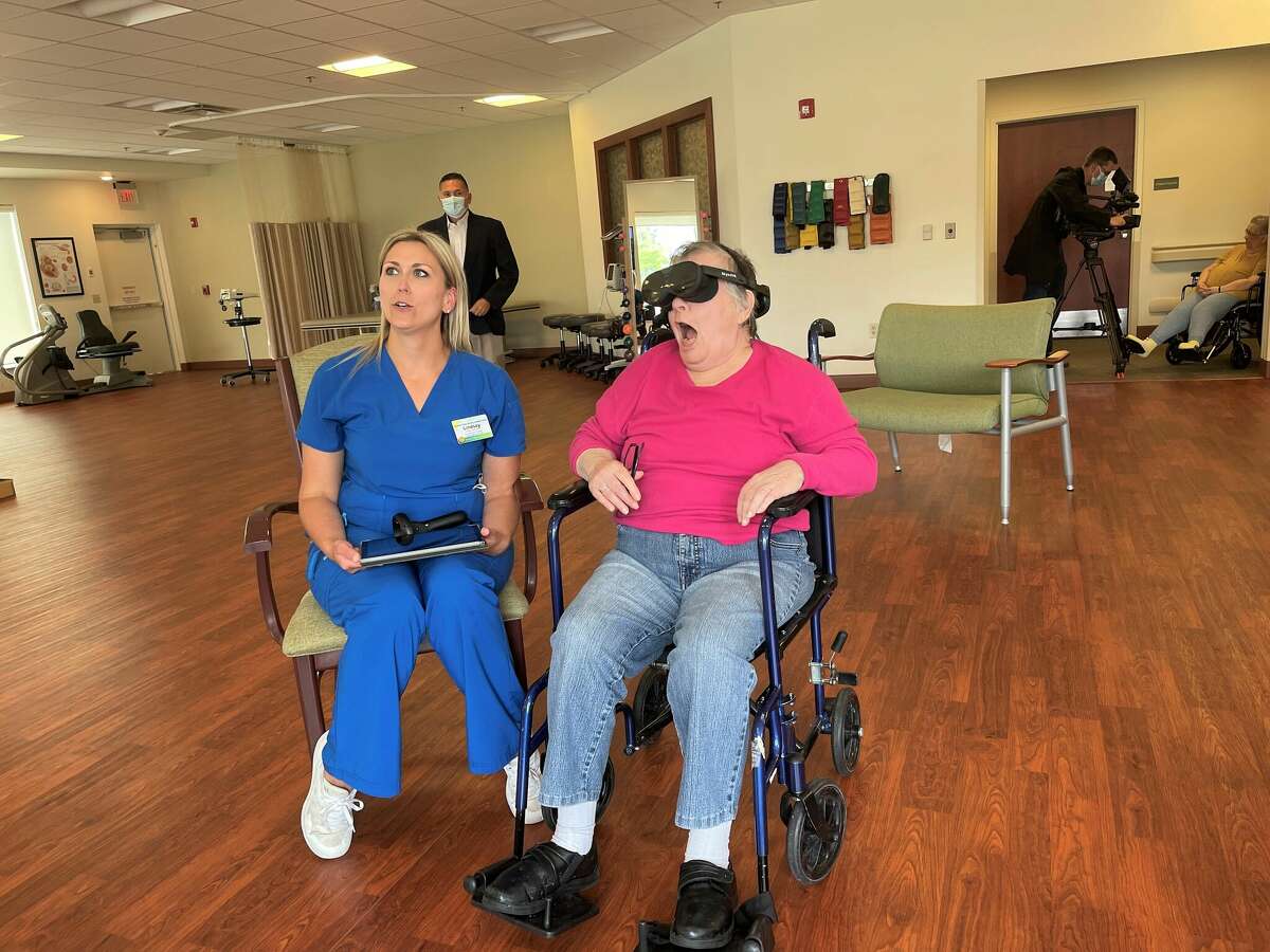 Midland's Stratford Pines nursing home debuts VR technology