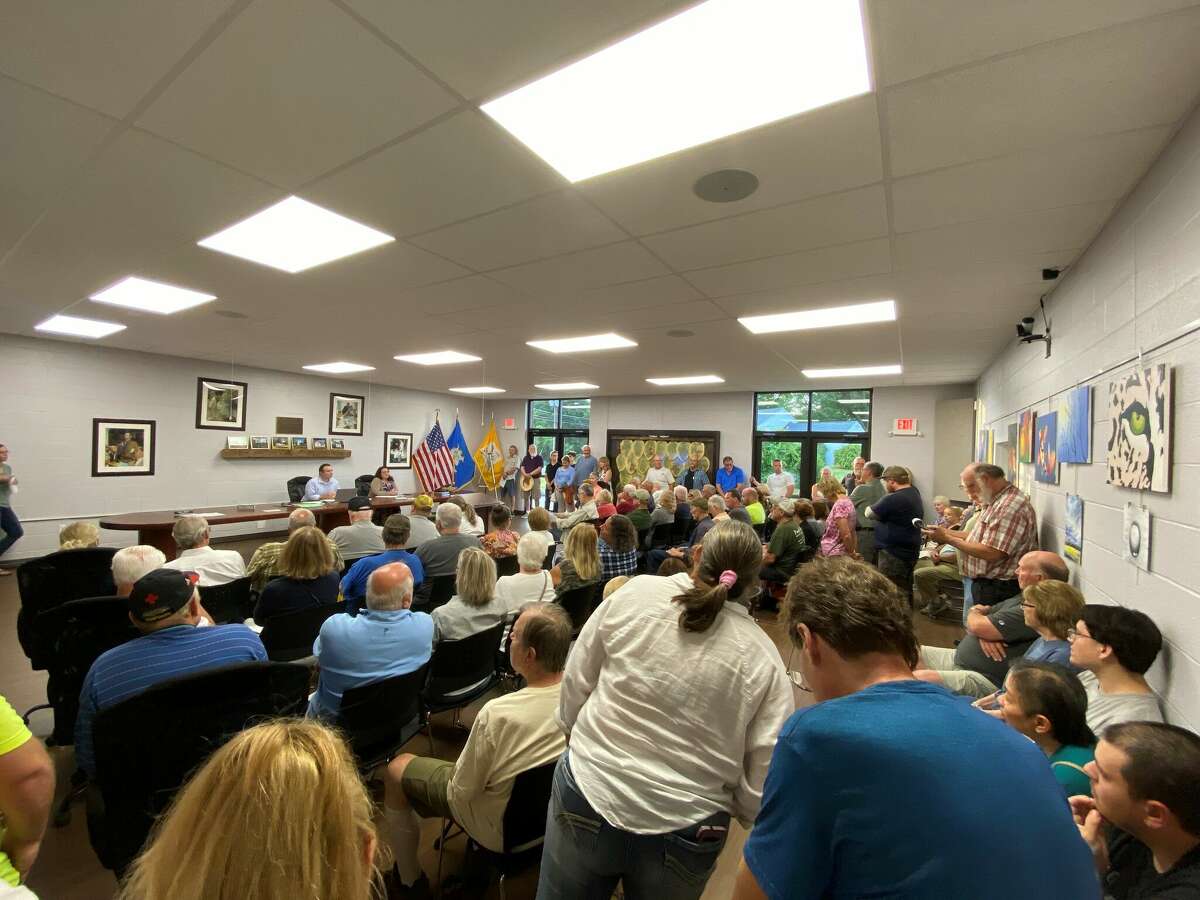 East Windsor blight ordinance rejected at heated meeting