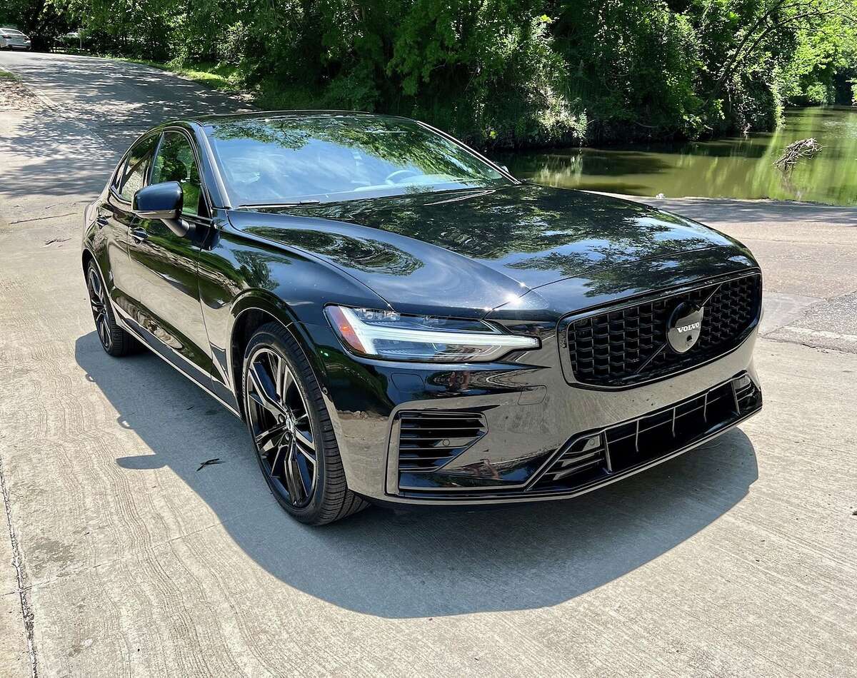 REVIEW: 2023 Volvo S60 Recharge AWD Ultimate Black Edition