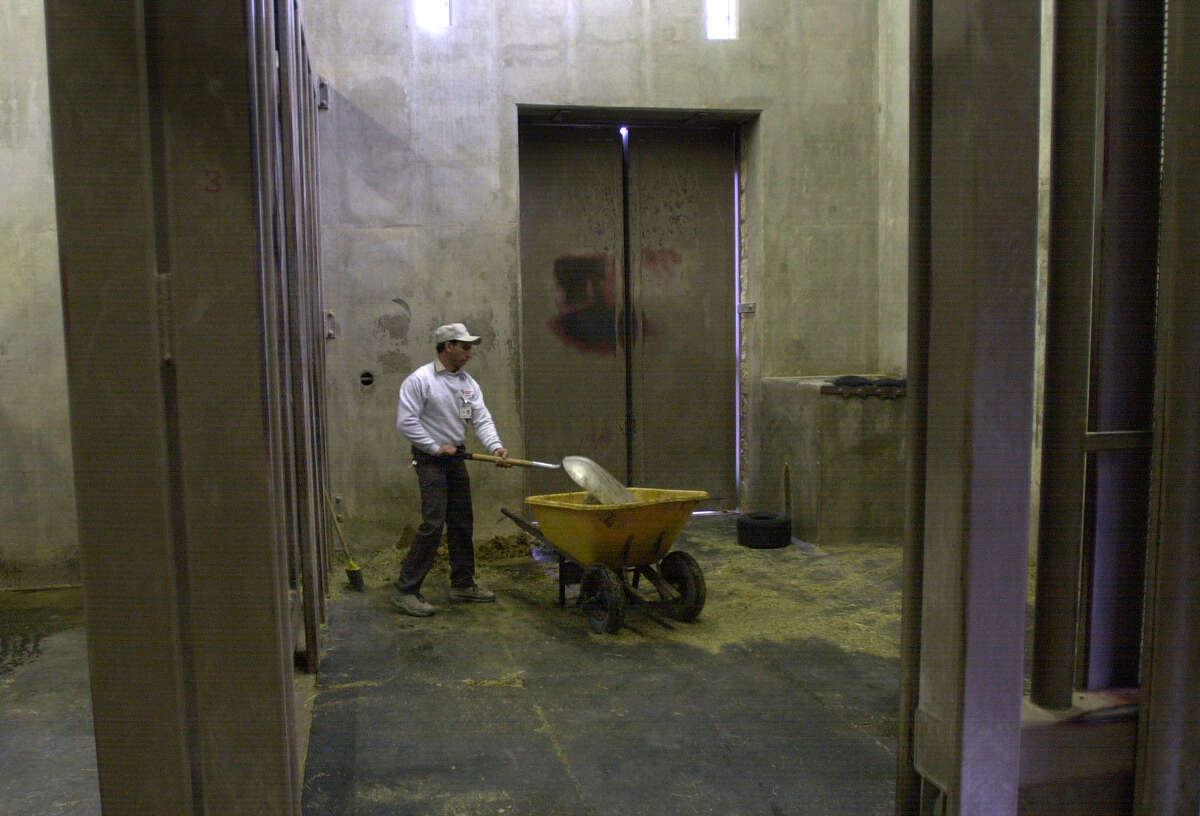 What does the San Antonio Zoo do with its animal poop?