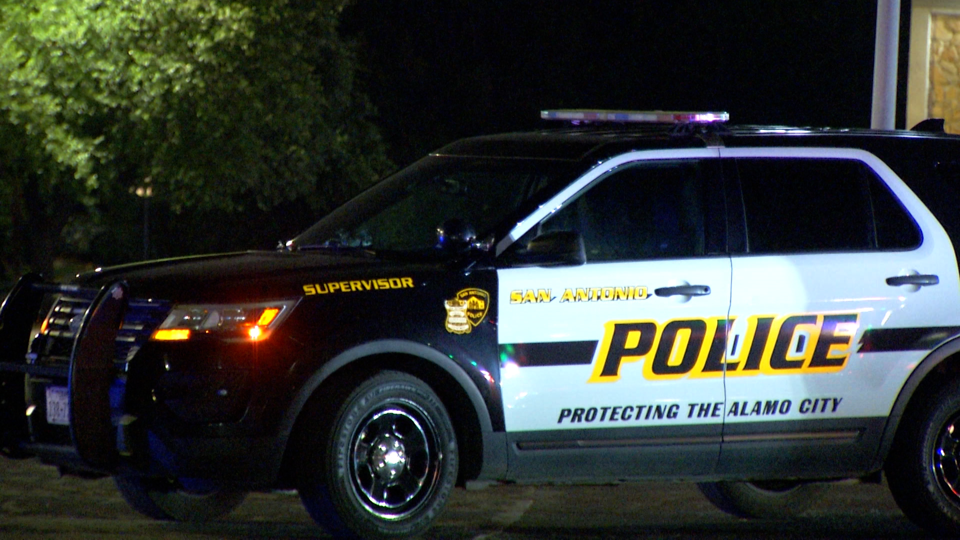 SAPD: East Side store clerk cut by man with box cutter