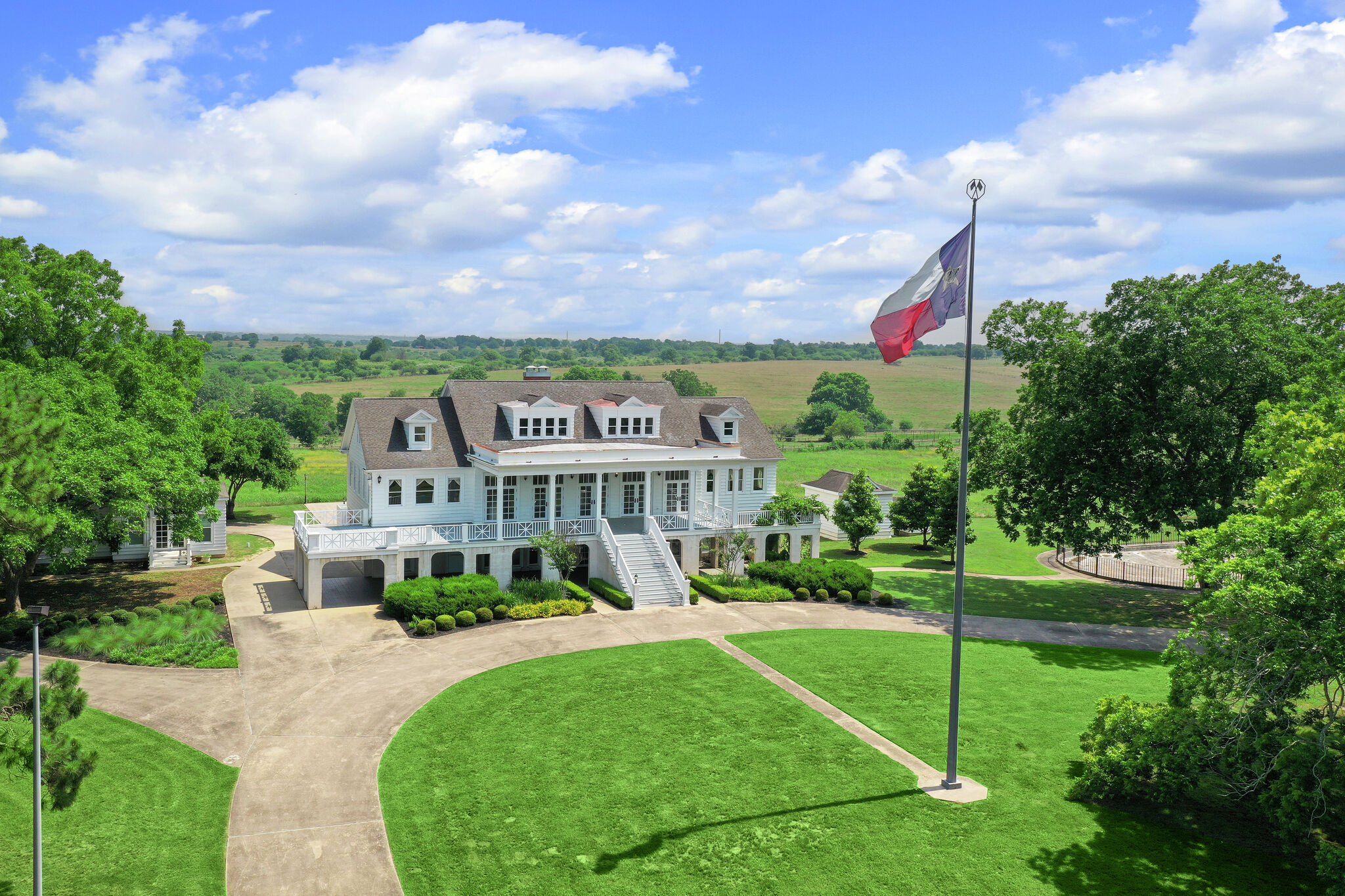 Gatsby-era club designed by prominent Houston architect now up for sale