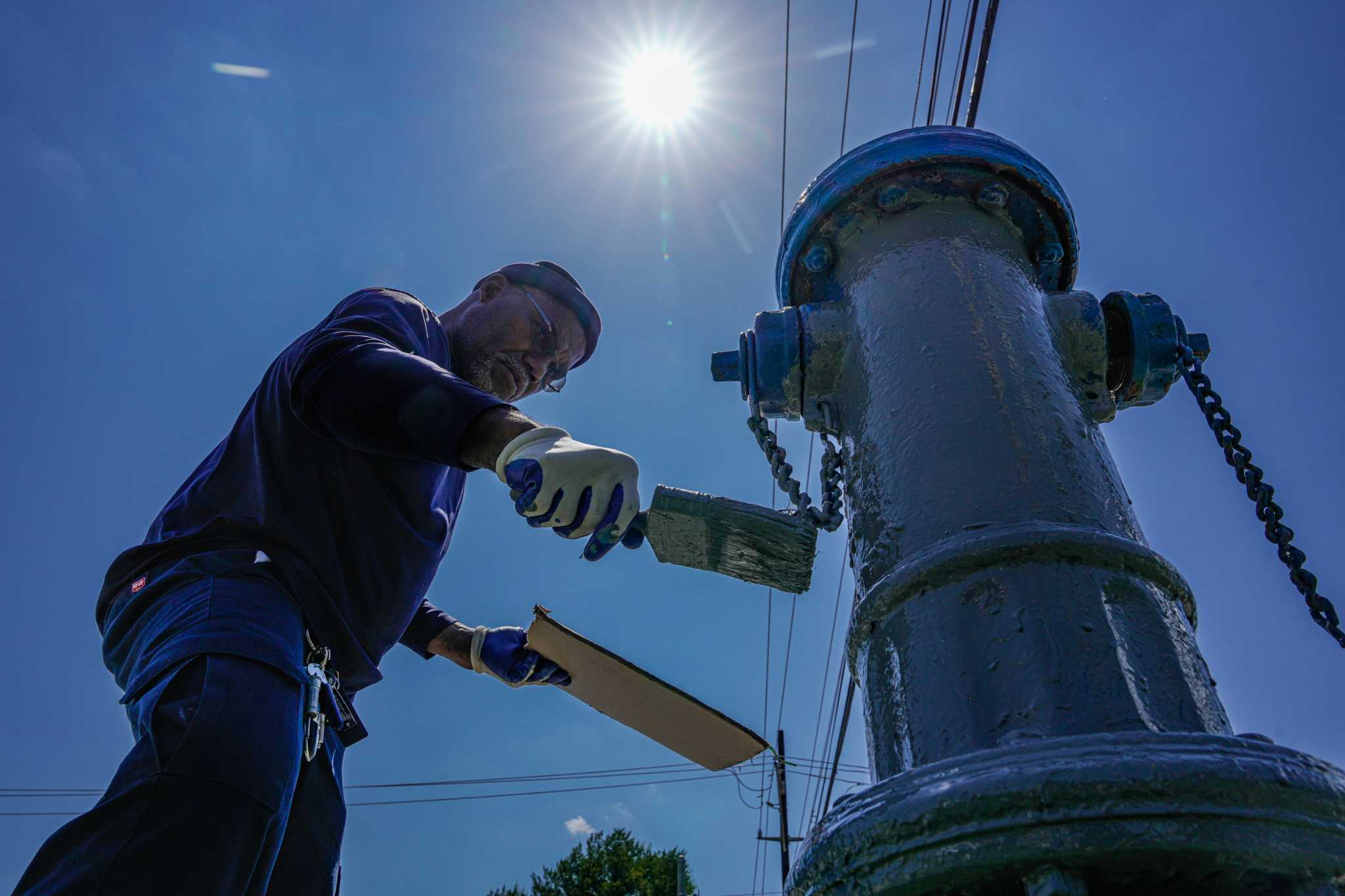 Residents in Houston's hottest neighborhoods struggle as heat endures