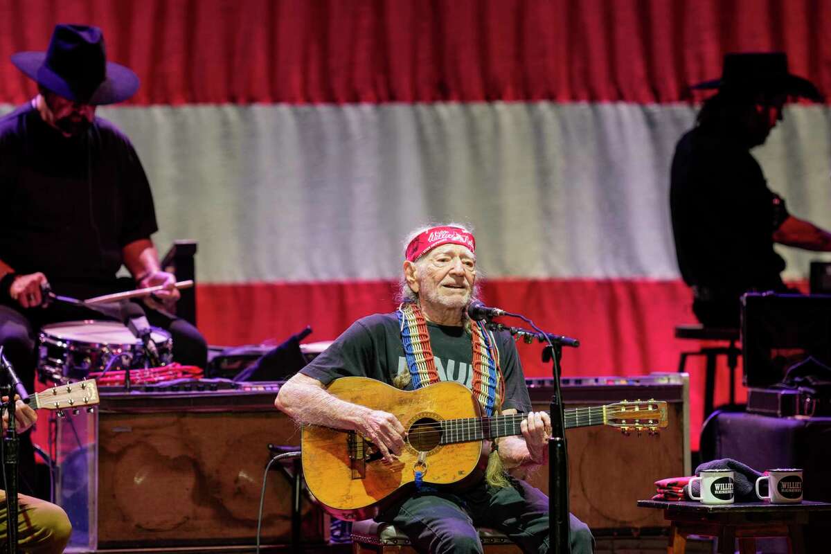 Willie Nelson, at 90, wows Woodlands crowd at Outlaw Music Festival