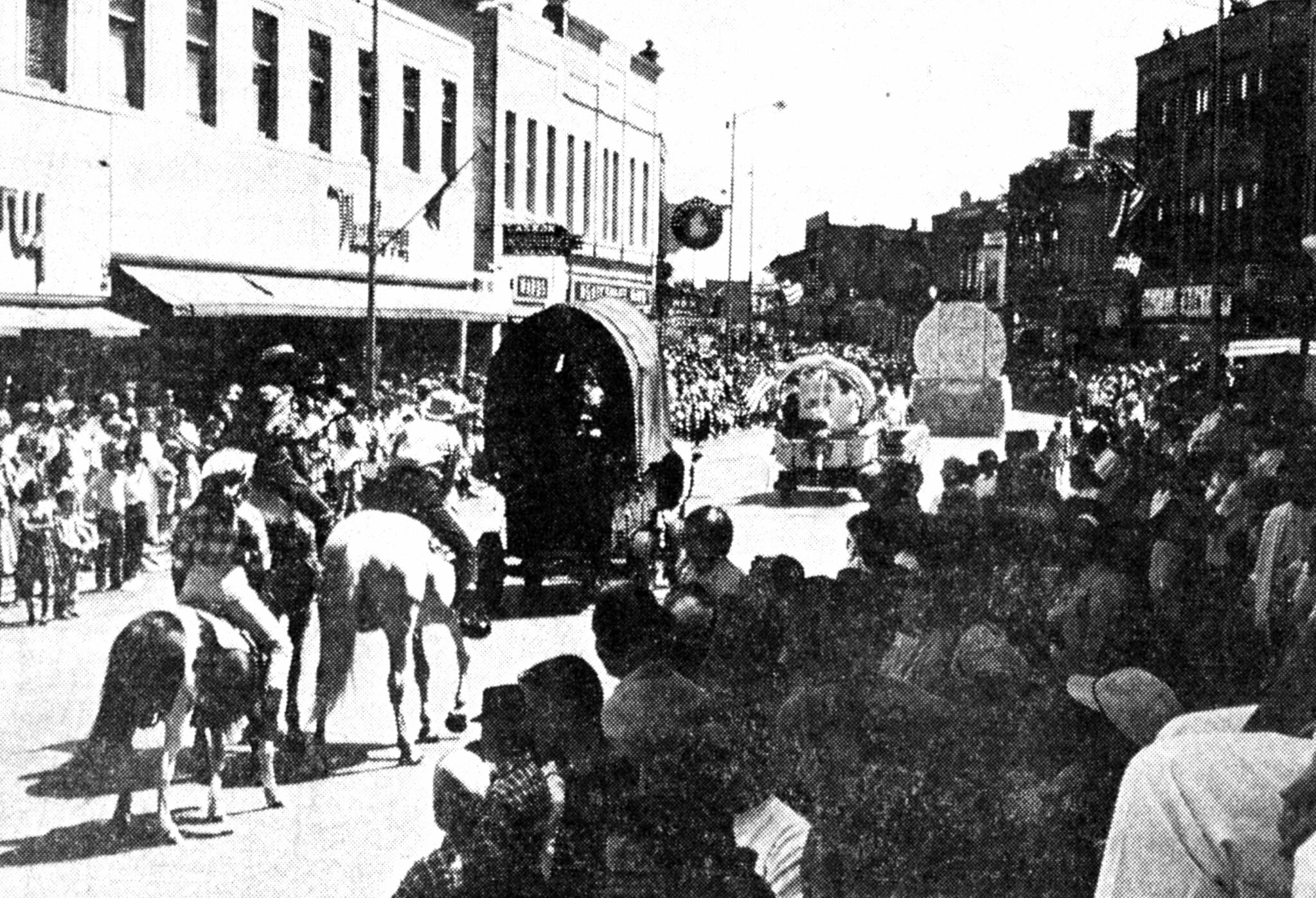 Manistee parade sees 35,000 people in 1963