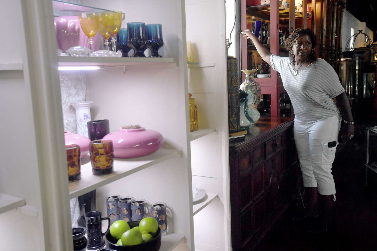 Beaumont thrift shop holds close-out sale