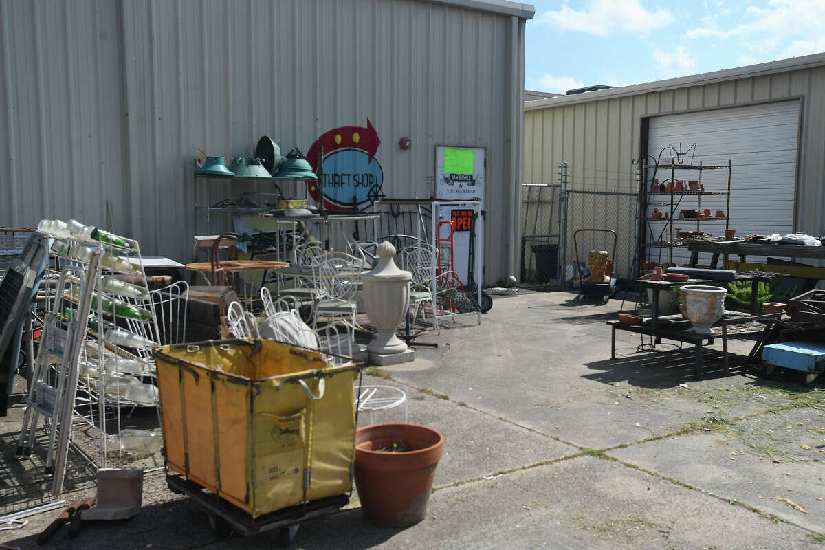 Beaumont thrift shop holds close-out sale