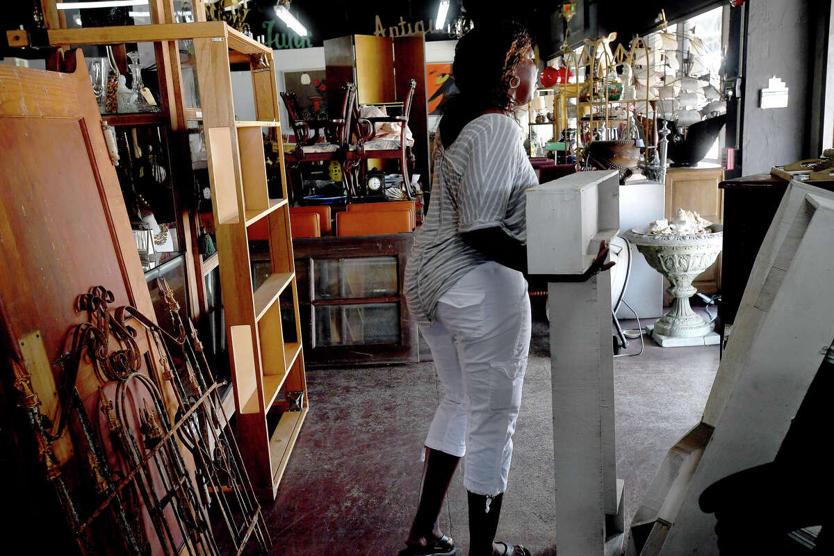 Beaumont thrift shop holds close-out sale