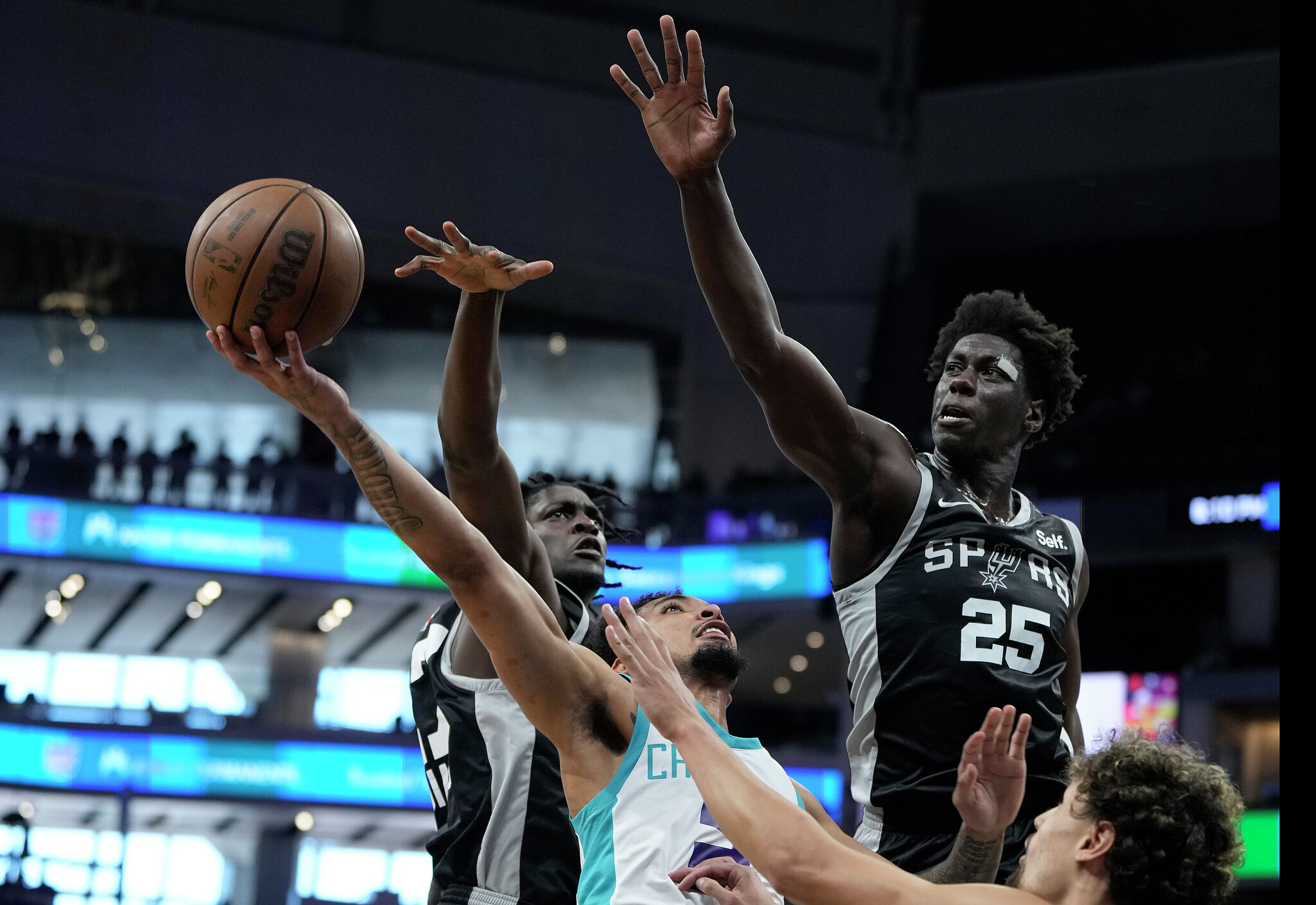 San Antonio Spurs go 2-0 at NBA California Classic