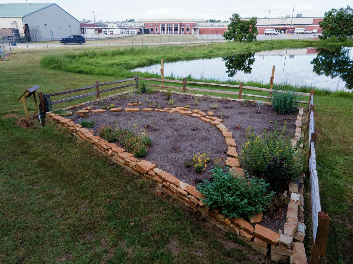 Rotary Club builds gardens with help from Magnolia organizations