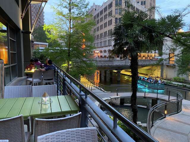 Watch the Ford Holiday River Parade at these 5 restaurants