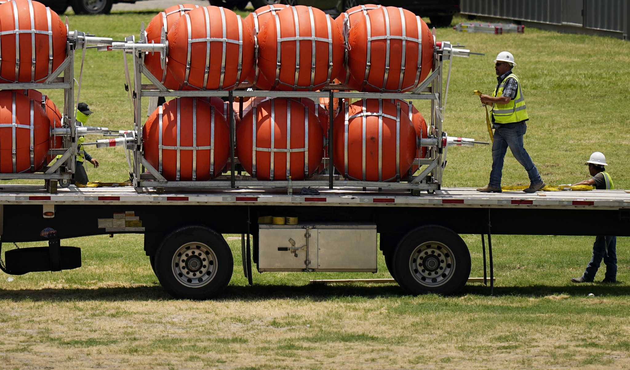 Texas begins to deploy Rio Grande buoys to curb border crossings