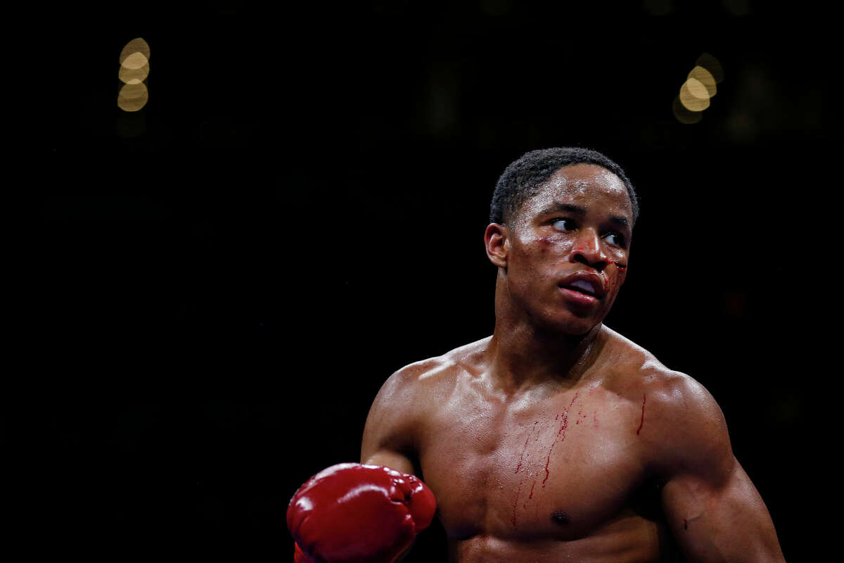 Floyd Schofield survives late cut, beats Haskell Rhodes