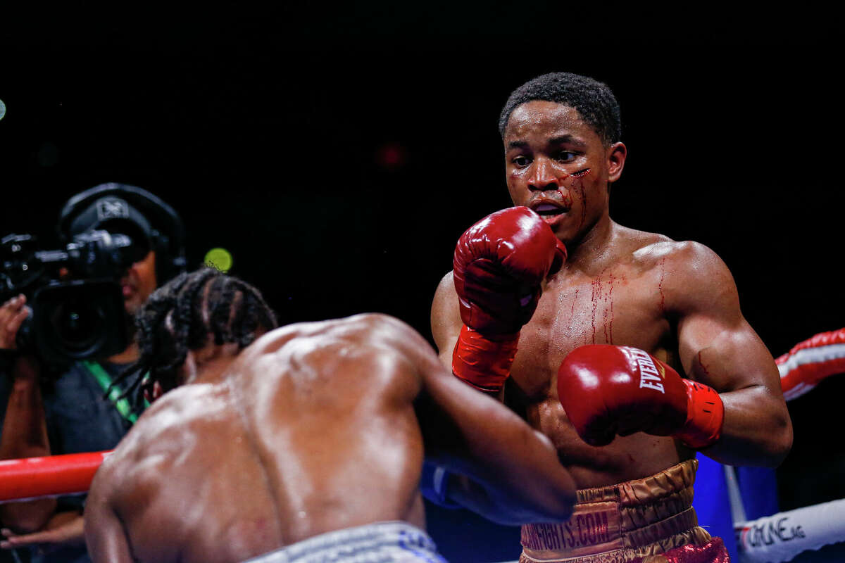 Floyd Schofield survives late cut, beats Haskell Rhodes