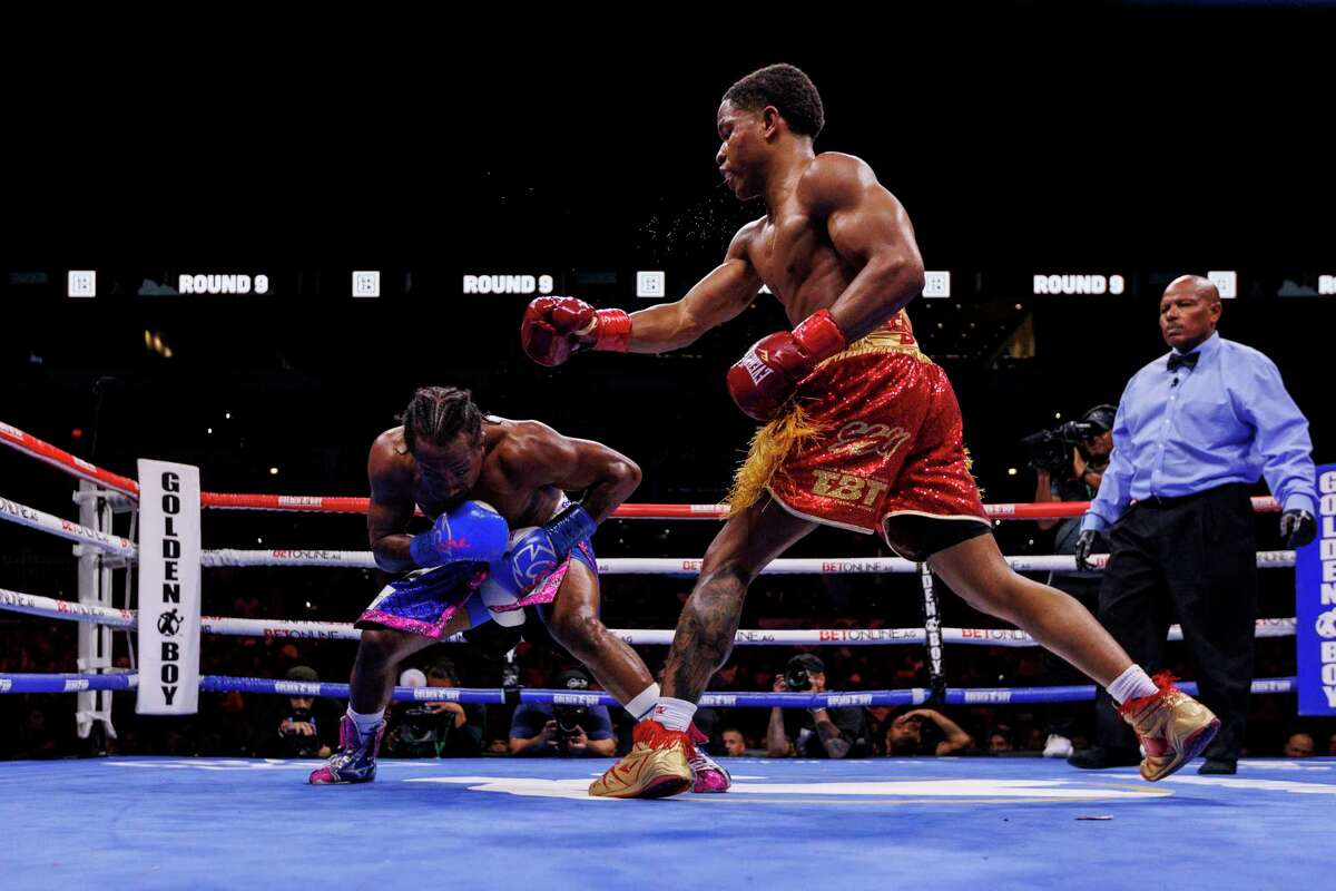 Floyd Schofield survives late cut, beats Haskell Rhodes