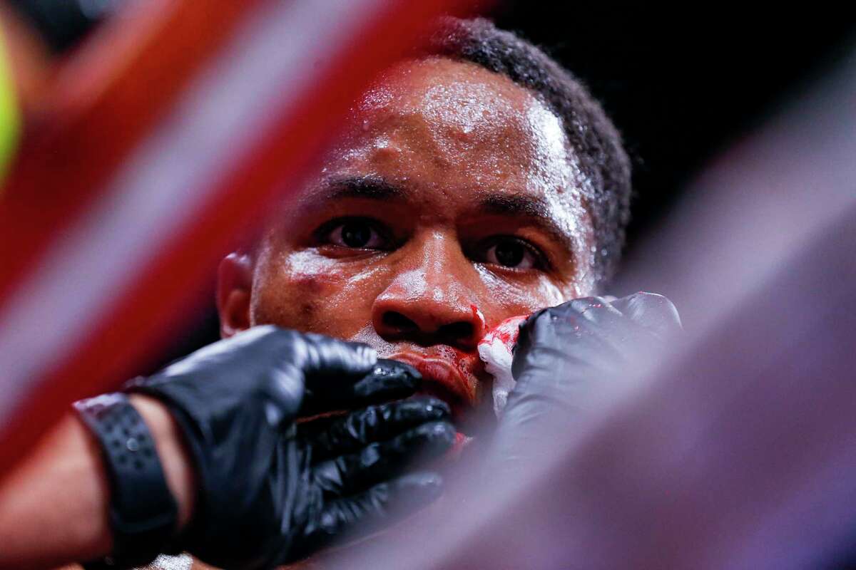 Floyd Schofield survives late cut, beats Haskell Rhodes