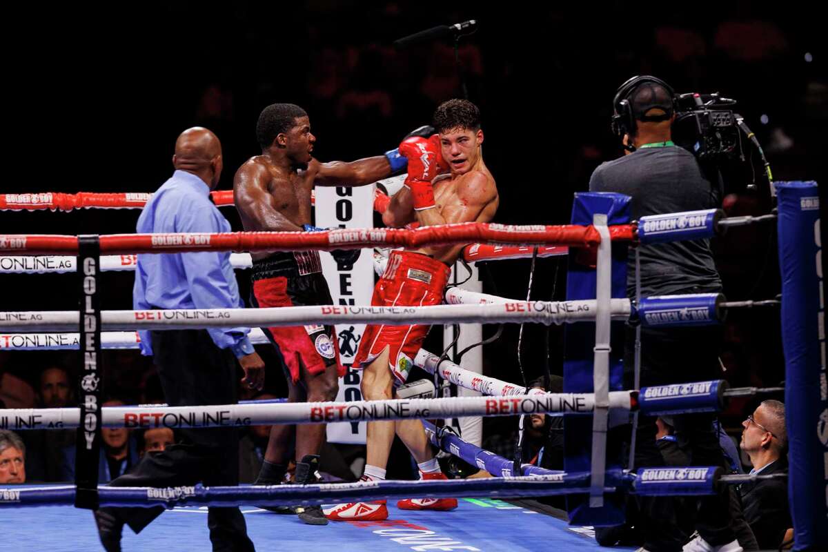 Floyd Schofield survives late cut, beats Haskell Rhodes