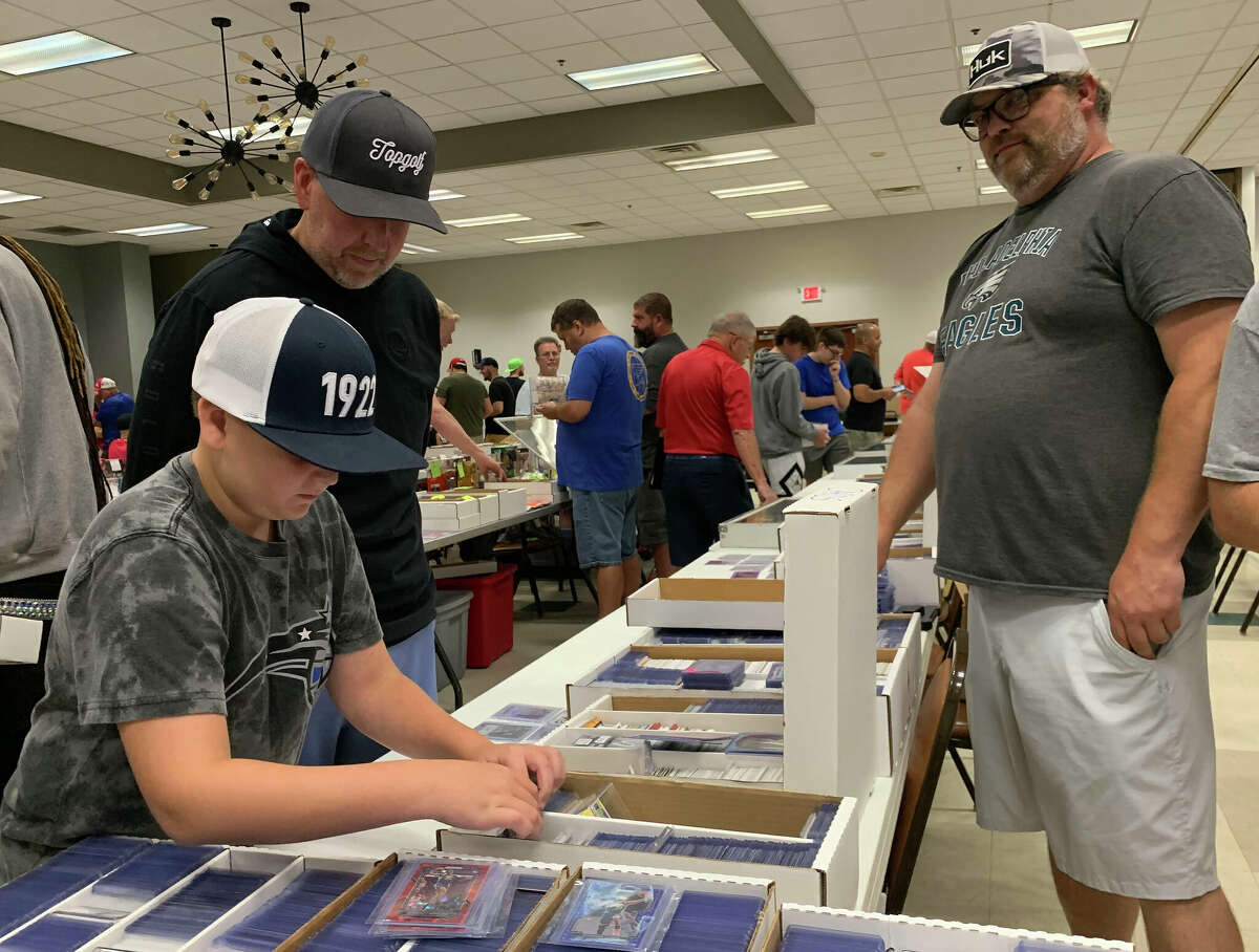 Edwardsville Card Show draws large crowd to Moose Lodge