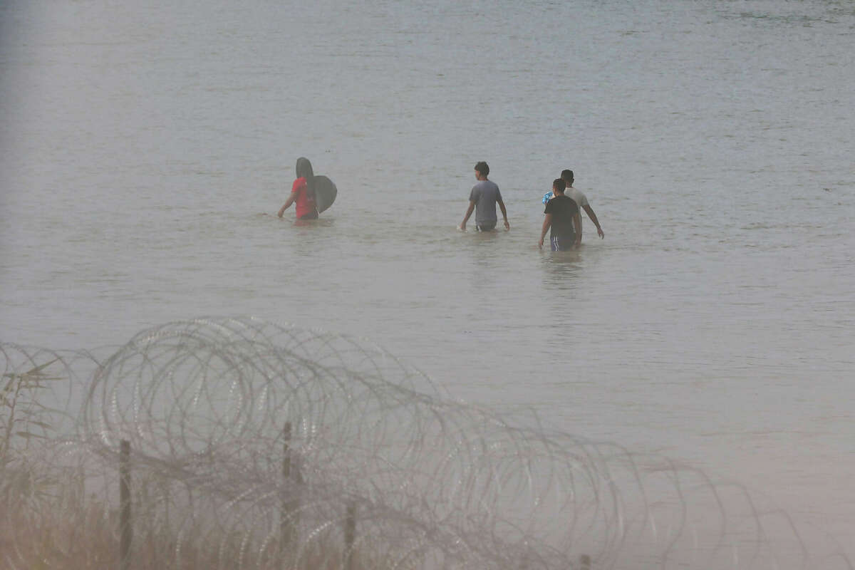 Texas border razor wire hinders agents, endangers migrants