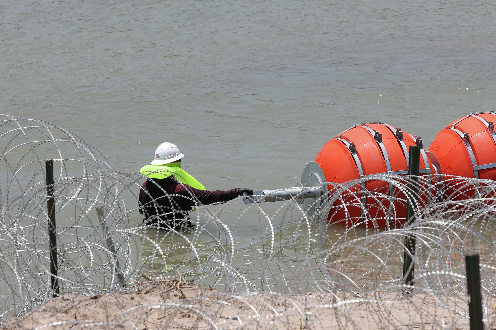 Texas border razor wire hinders agents, endangers migrants