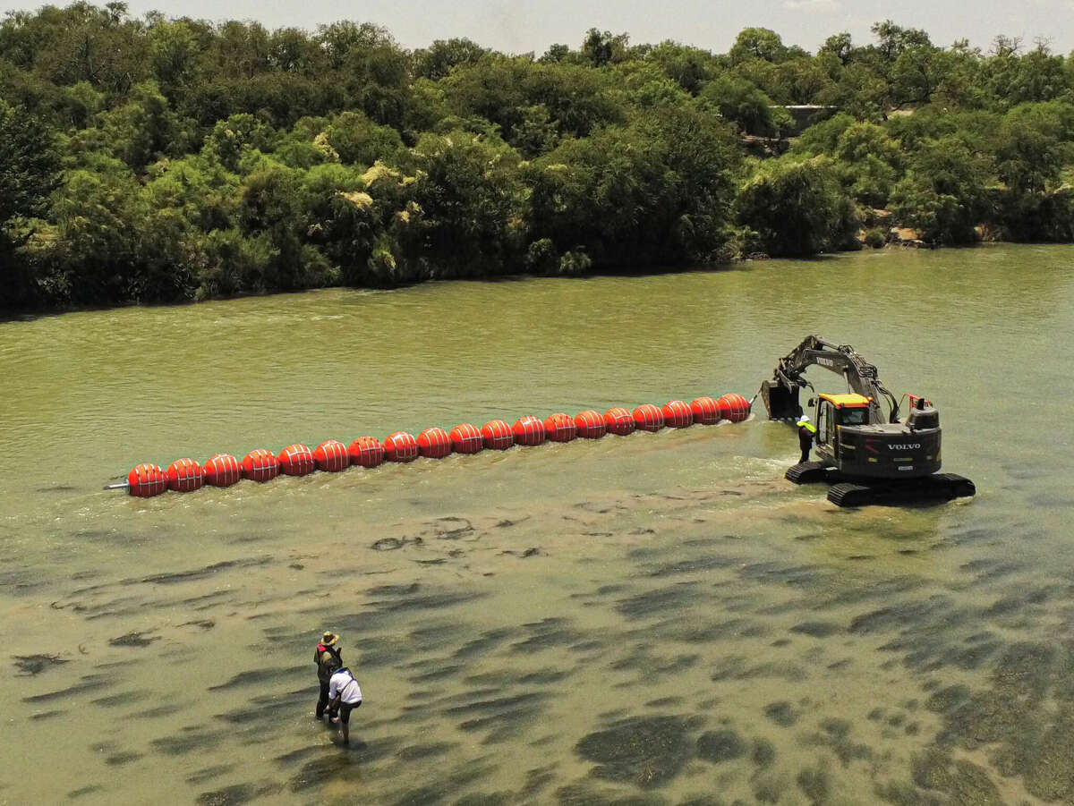 Texas border razor wire hinders agents, endangers migrants