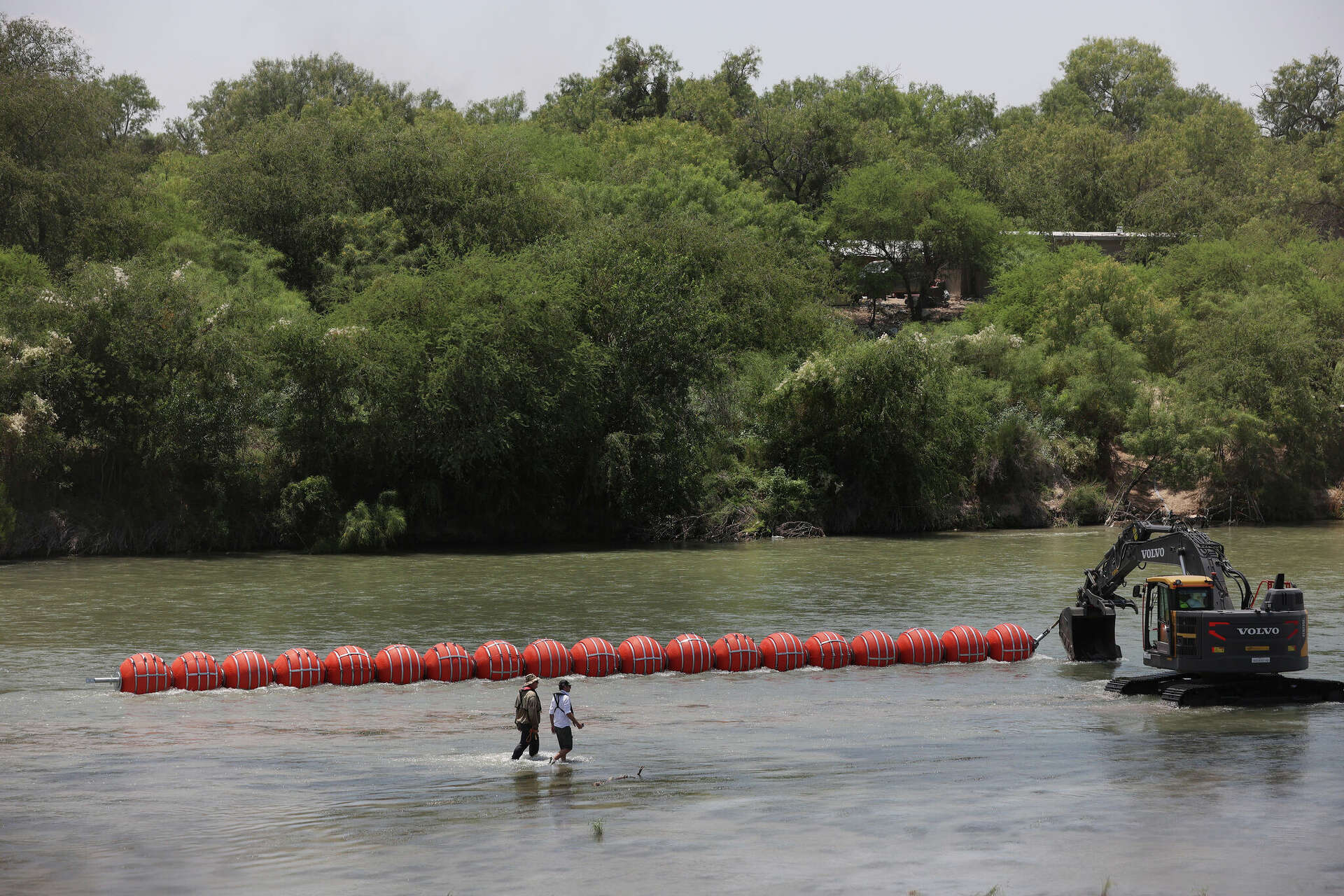 Texas border razor wire hinders agents, endangers migrants
