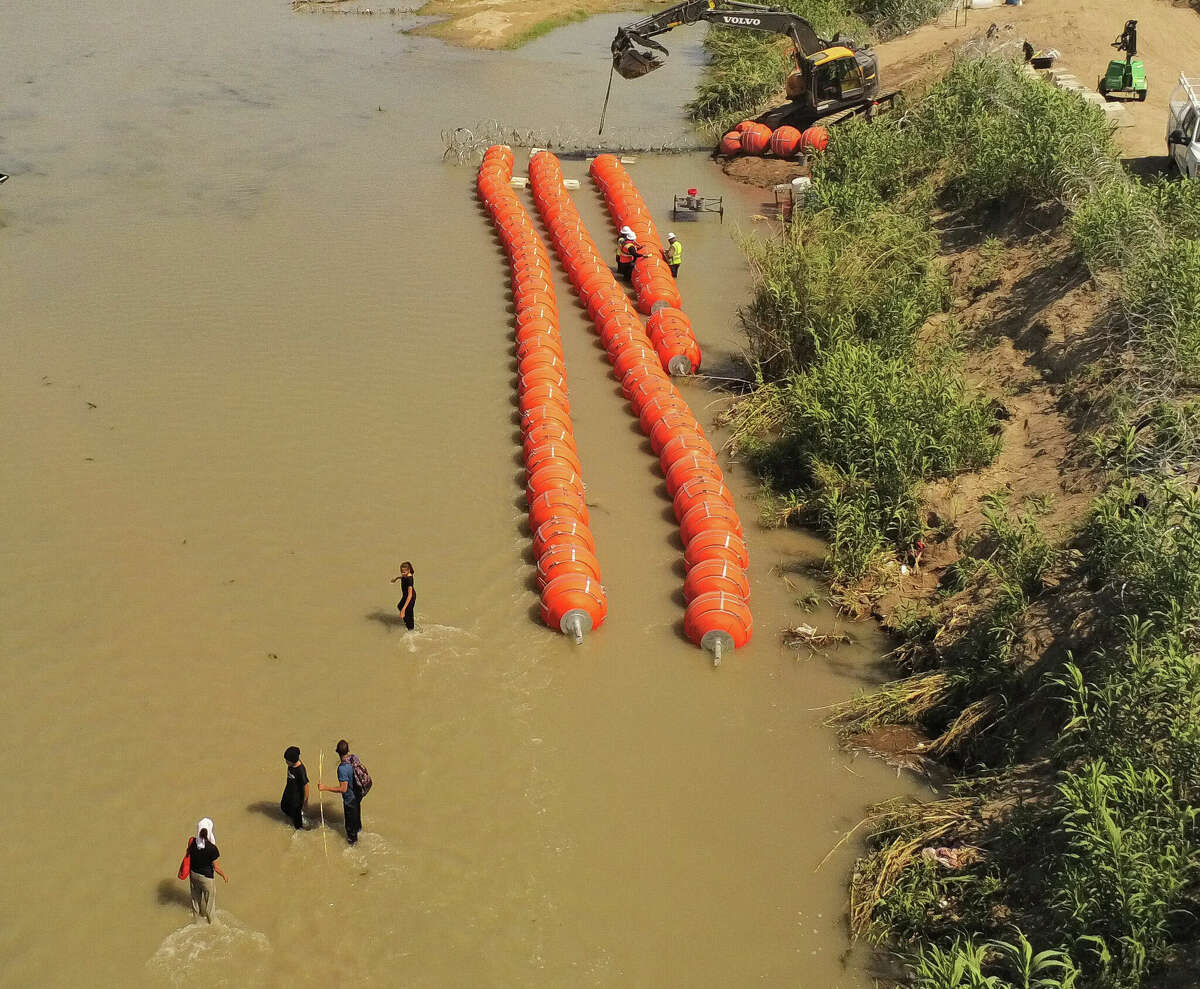 Texas border razor wire hinders agents, endangers migrants