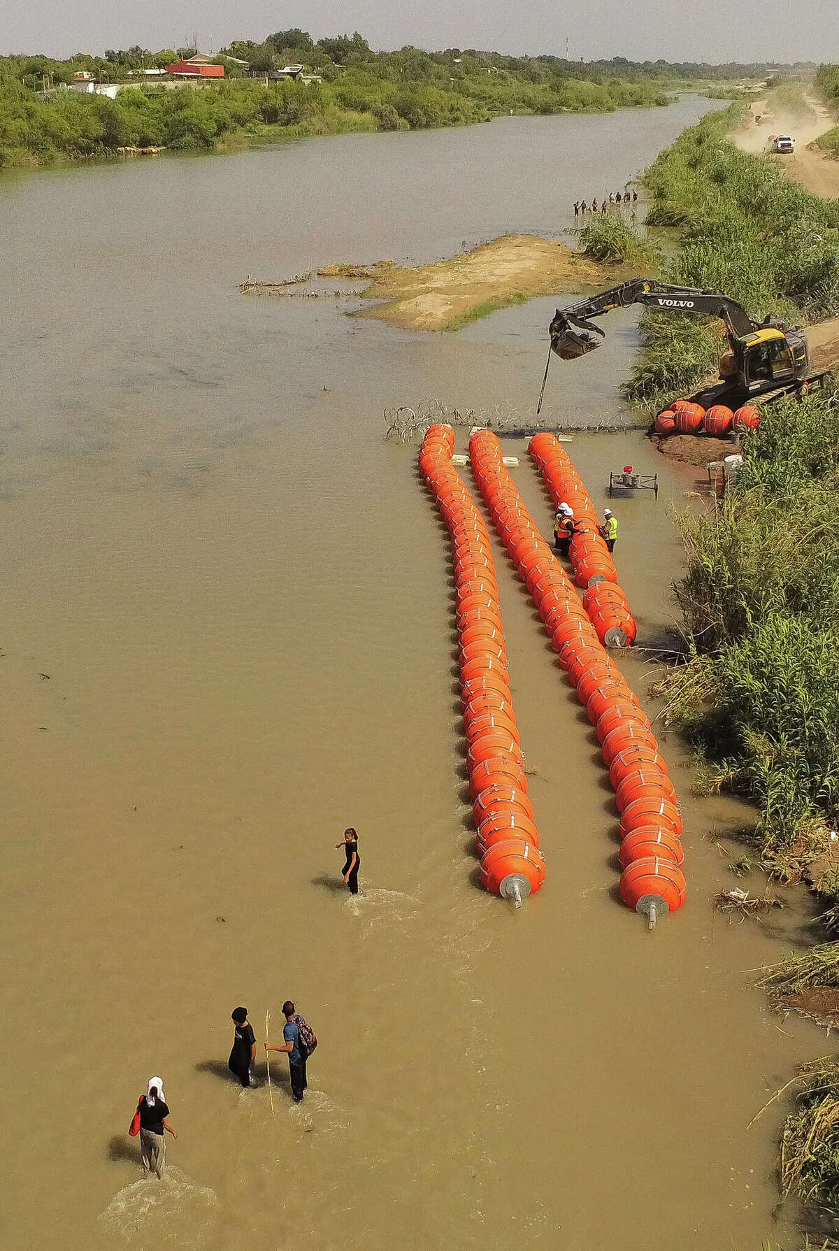 Texas border razor wire hinders agents, endangers migrants